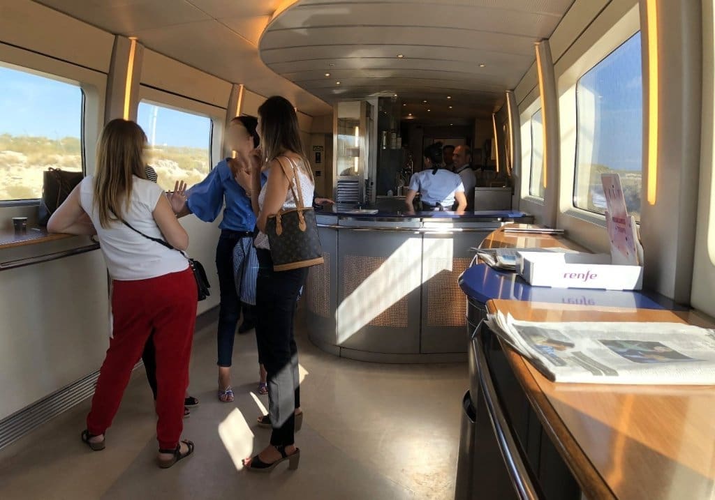 Cómo son las Cabinas de Clase Turista y Preferente del Tren de Alta ...