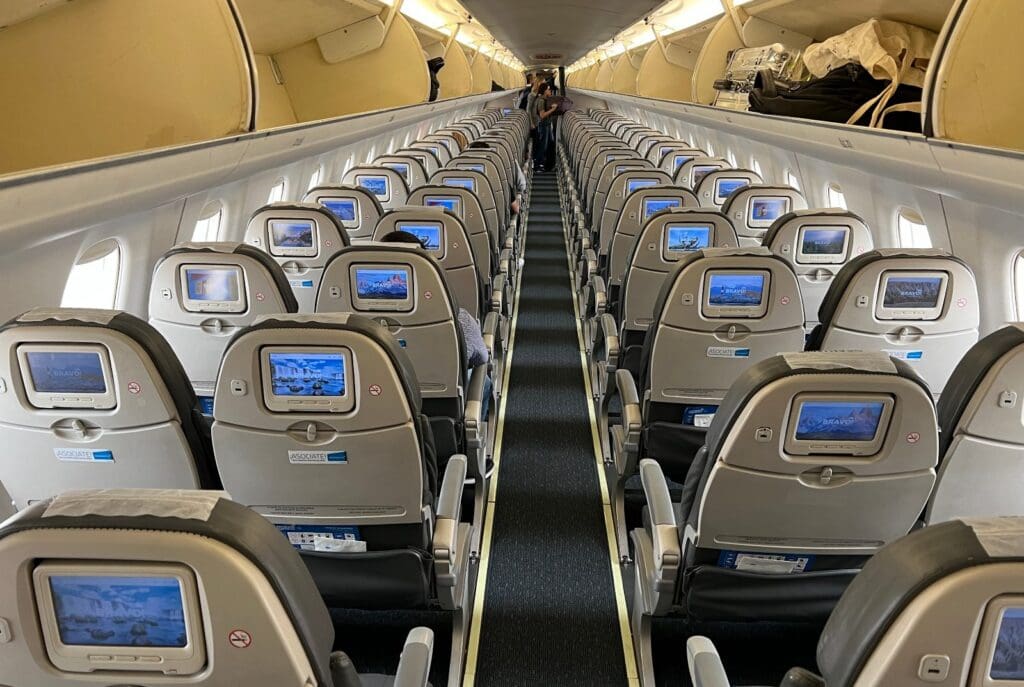 Buenos Aires (Aeroparque) - Montevideo en un Embraer-190 de AEROLÍNEAS ...