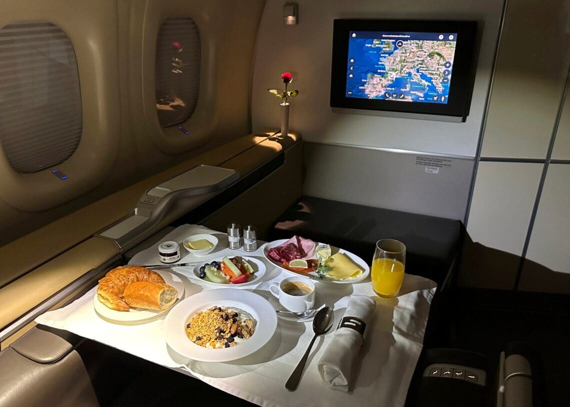Hermosas escenas grabadas desde la cabina de un Boeing 747 de Cathay ...